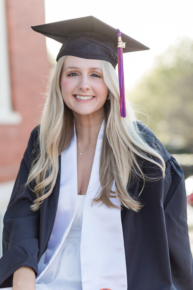 Olivia | Clemson University Senior Photos - nicholelaurenphotography.com